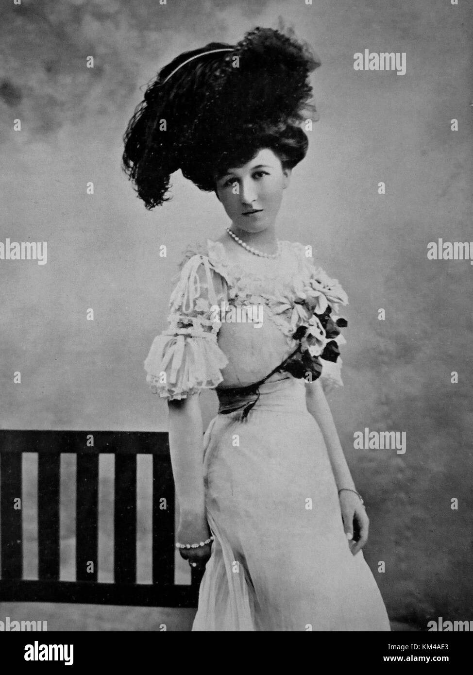 British socialite hi-res stock photography and images - Alamy