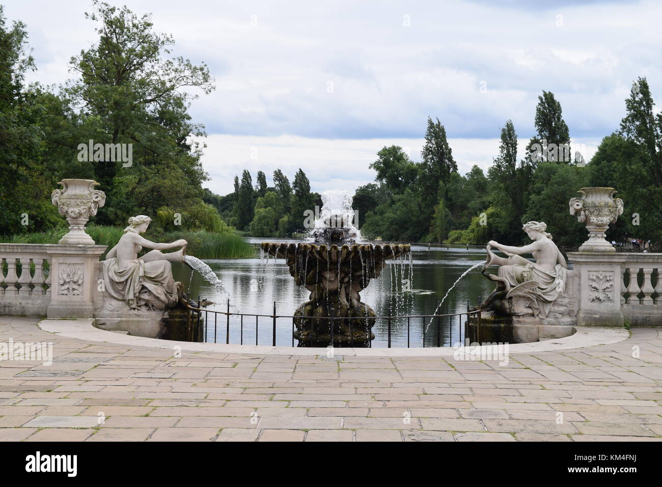 Statue and water fountain in Kensington Gardens, London Stock Photo - Alamy