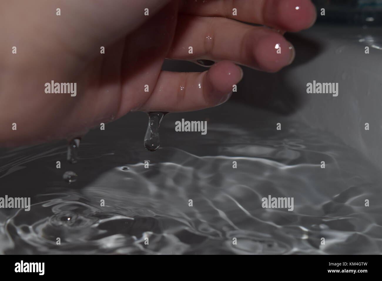 Water running off of a hand Stock Photo - Alamy