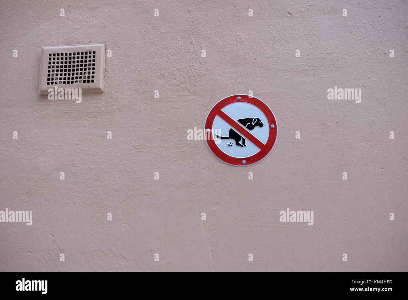 Exclamation mark. No dog pooping Stock Photo - Alamy