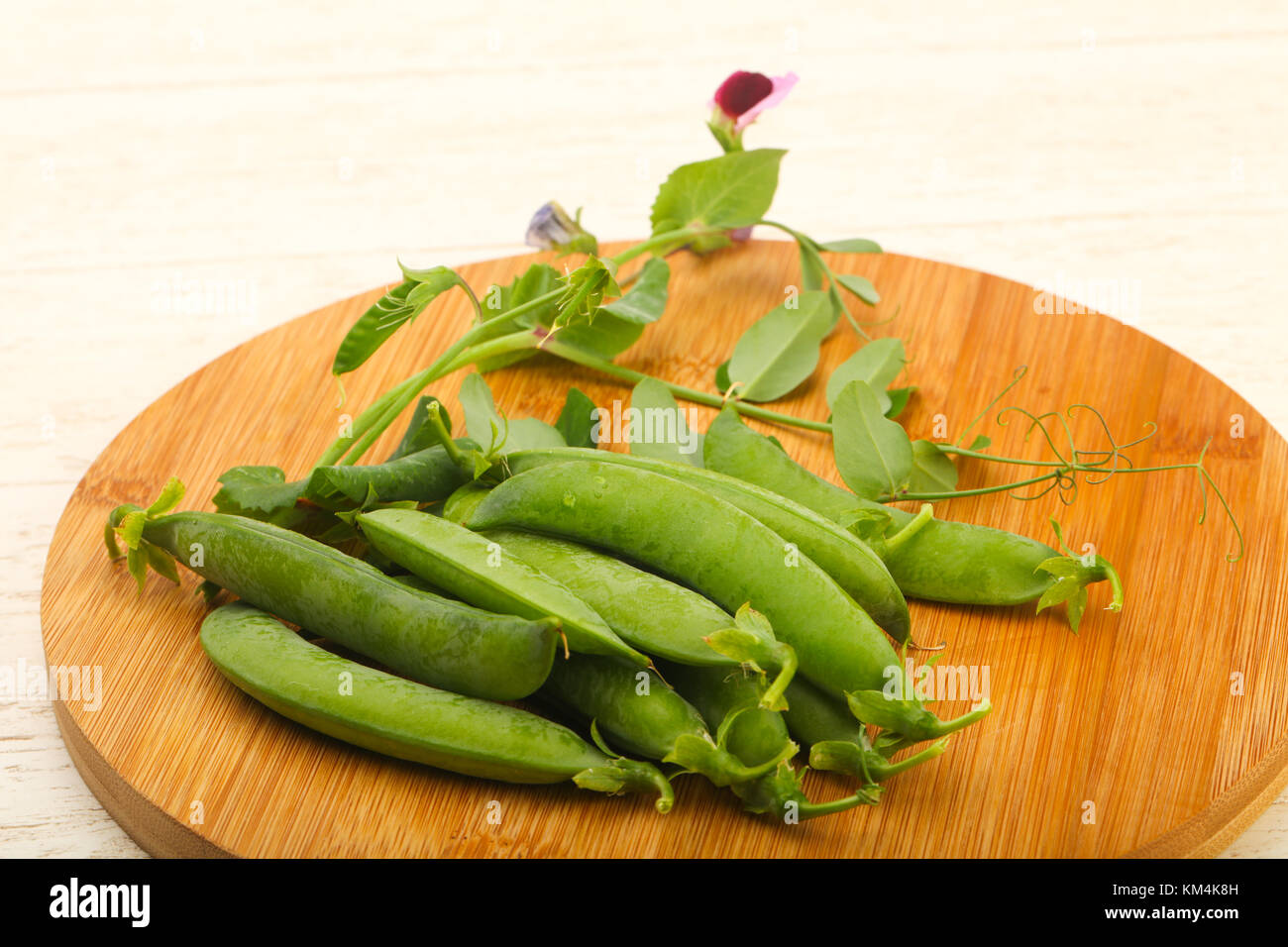 Ripe green peas with leaves Stock Photo - Alamy
