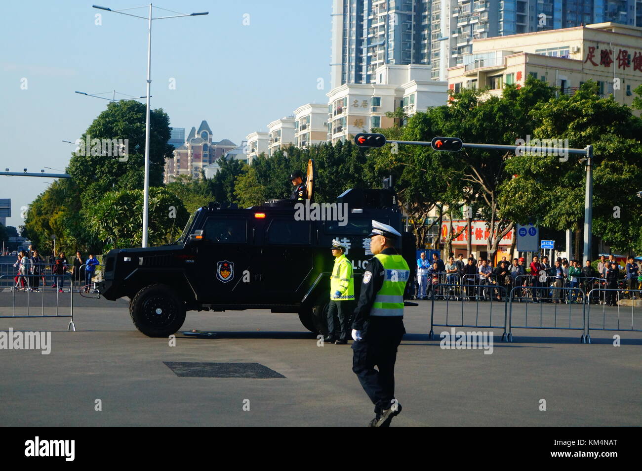 The security work at the marathon scene, the police and the security ...