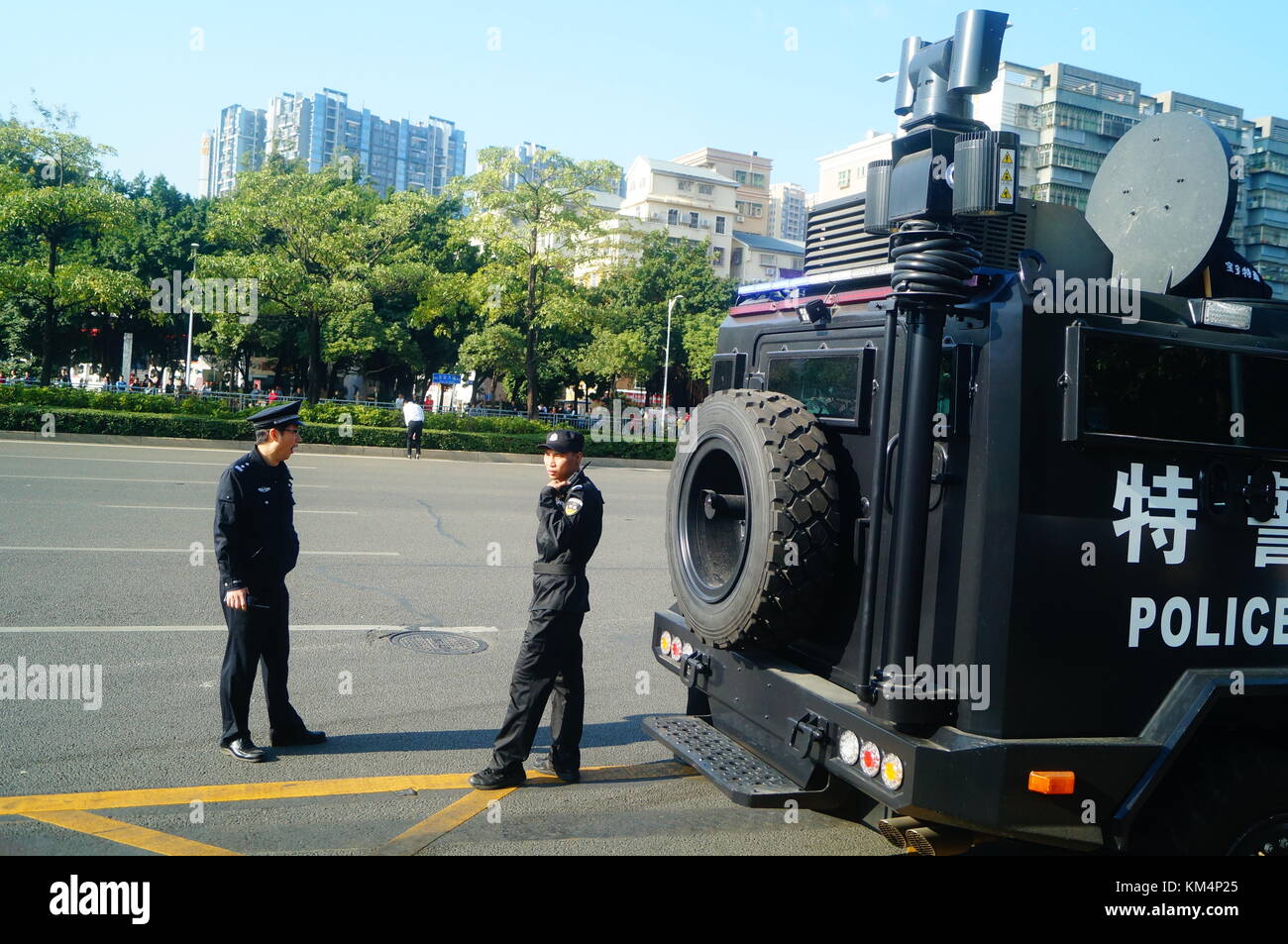 The security work at the marathon scene, the police and the security ...