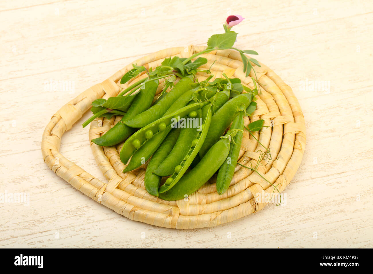 Ripe green peas with leaves Stock Photo - Alamy