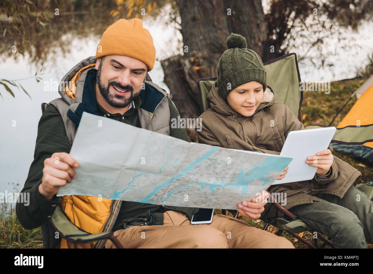 Kid looking at map hi-res stock photography and images - Alamy