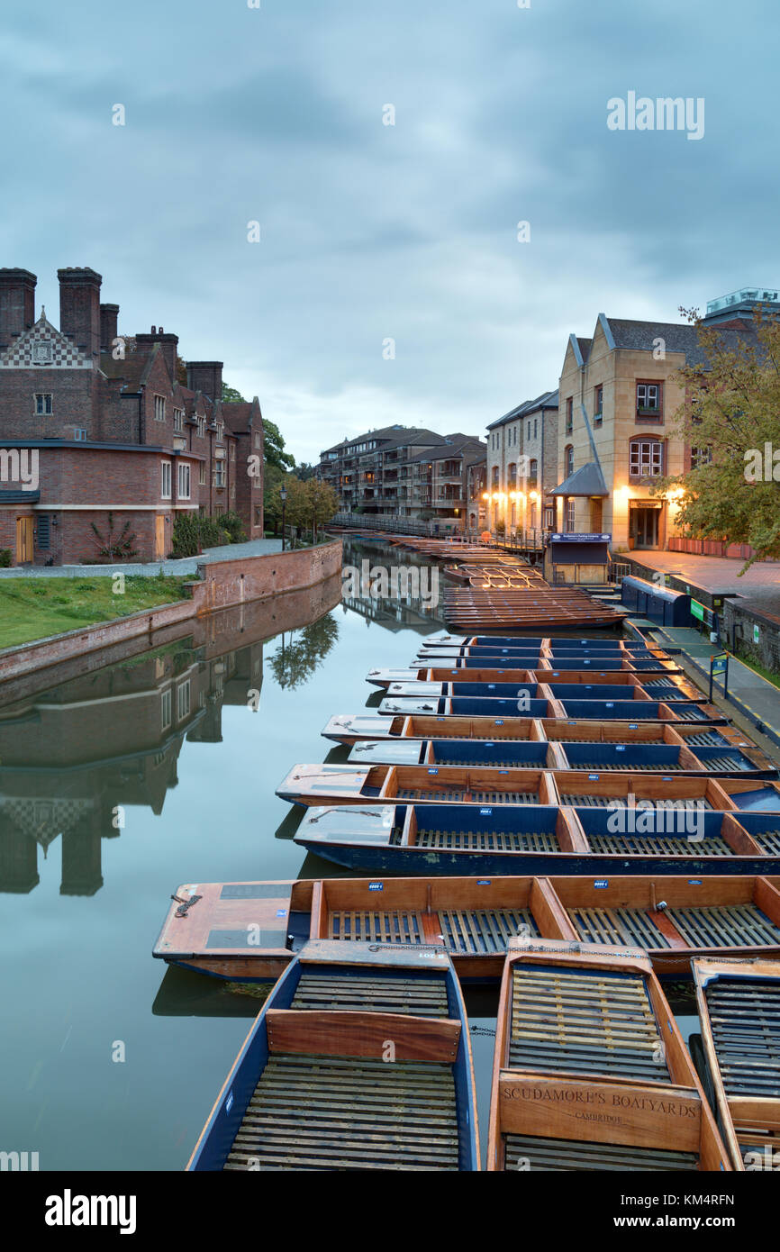 Magdalene bridge cambridge punts hi-res stock photography and images ...