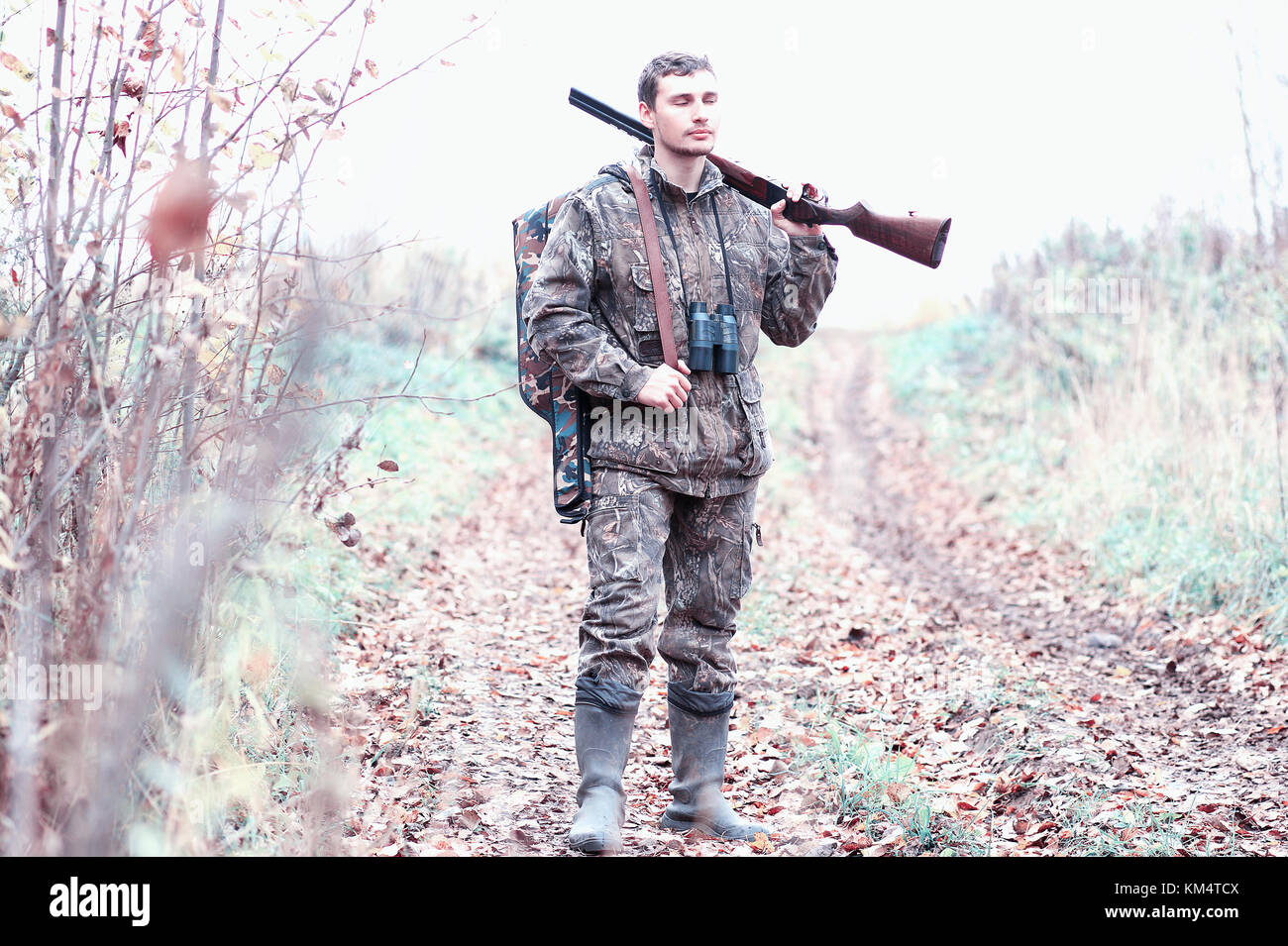 A man in camouflage and with a hunting rifle in a forest on a sp Stock ...