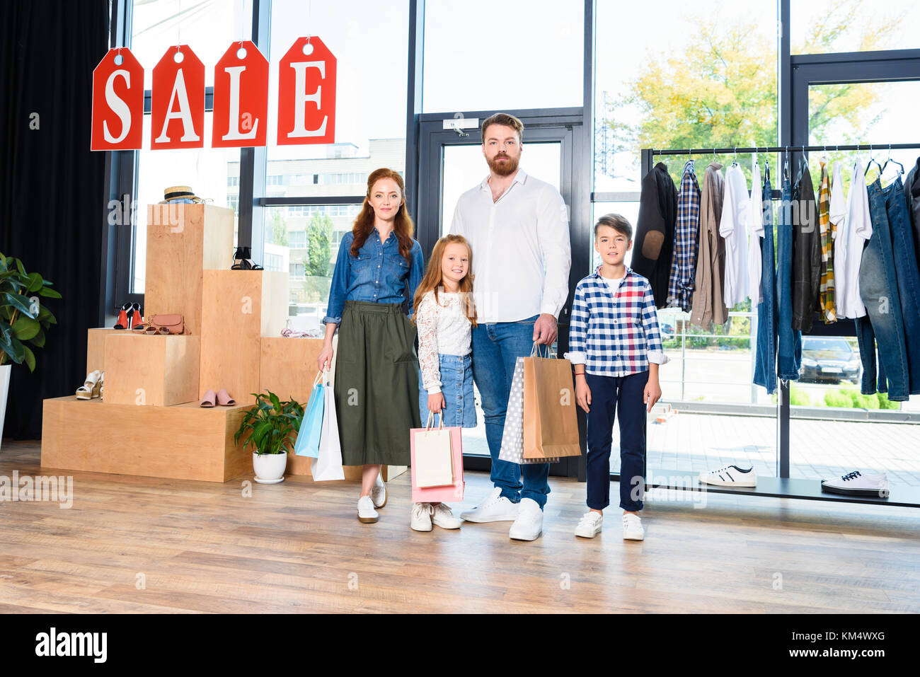 Father daughter in clothes shop hi-res stock photography and images - Alamy