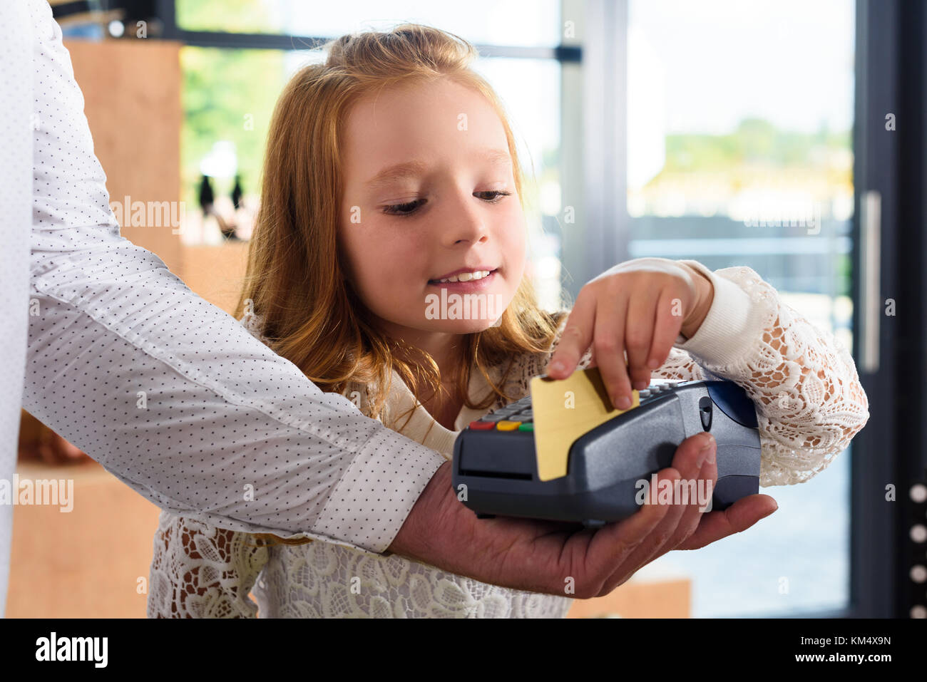 child paying with credit card Stock Photo - Alamy