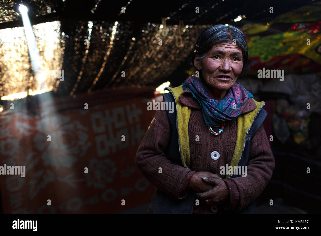 Traditional head scarf hi-res stock photography and images - Alamy