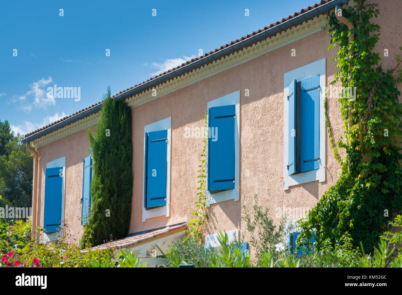 Lifestyle and taste of Provence - details and elements of french houses ...