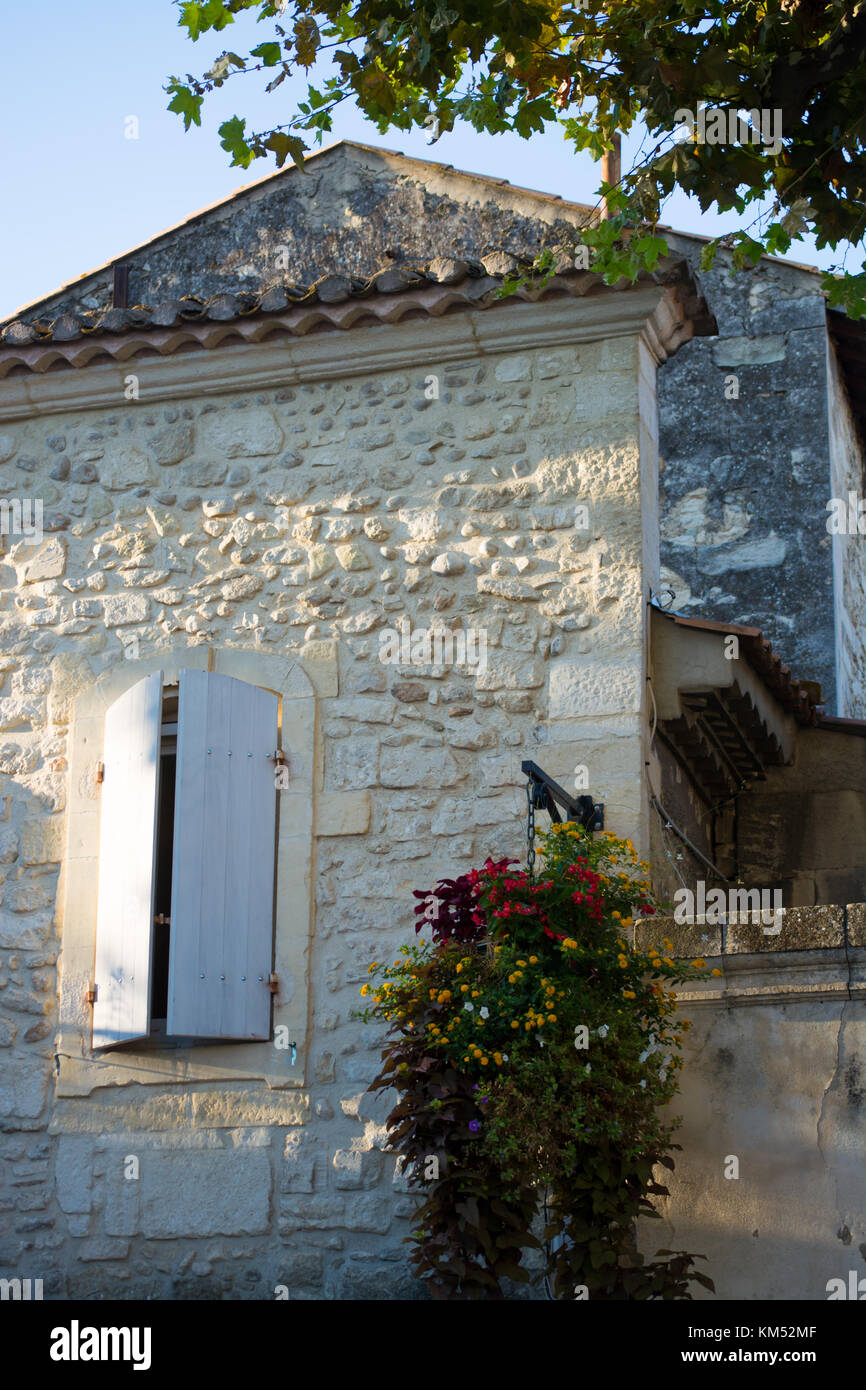 Lifestyle and taste of Provence - details and elements of french houses ...