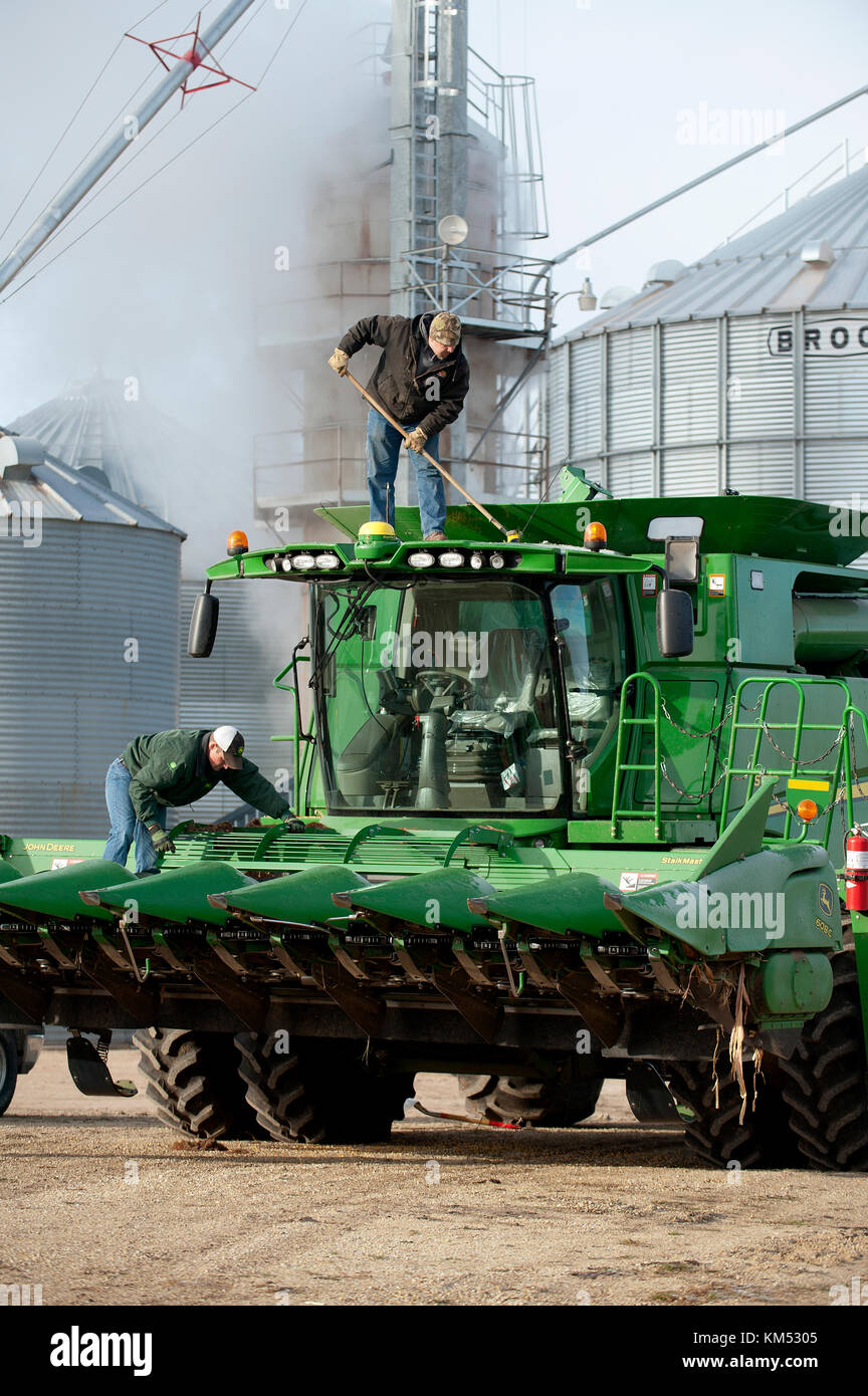 John deere combine harvester tractor hi-res stock photography and ...