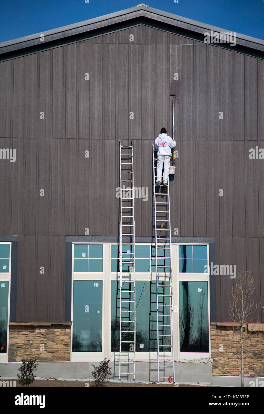 Painting a wall hi-res stock photography and images - Alamy