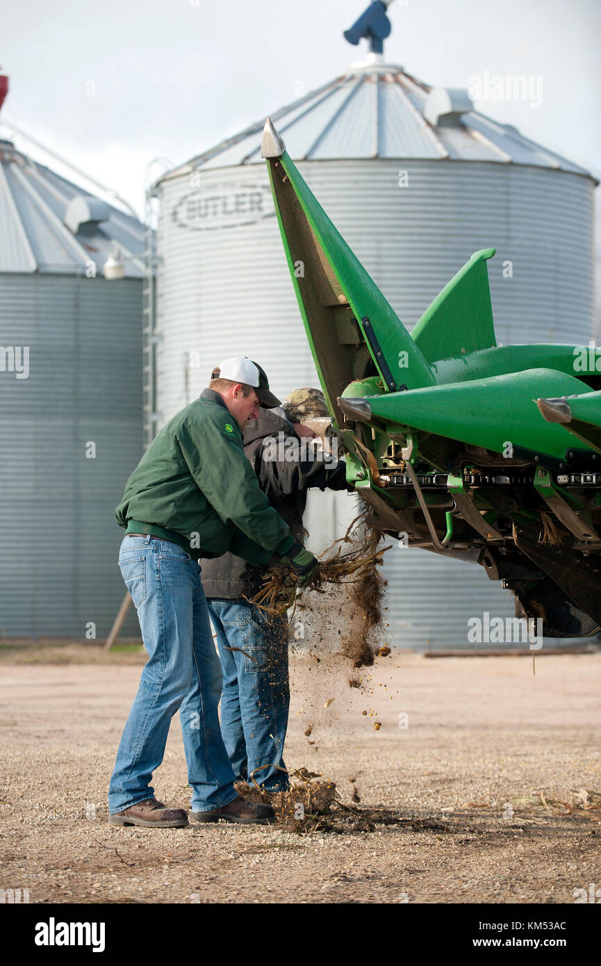 John deere combine working in hi-res stock photography and images - Alamy