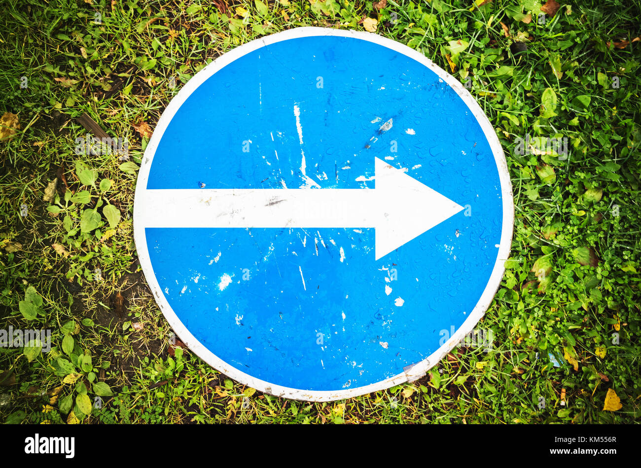 Road sign arrow blue round hi-res stock photography and images - Alamy