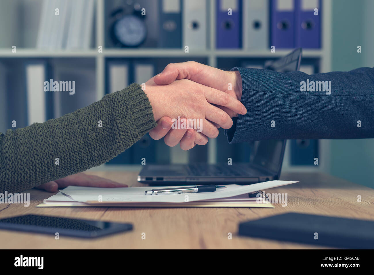 Handshake hi-res stock photography and images - Alamy