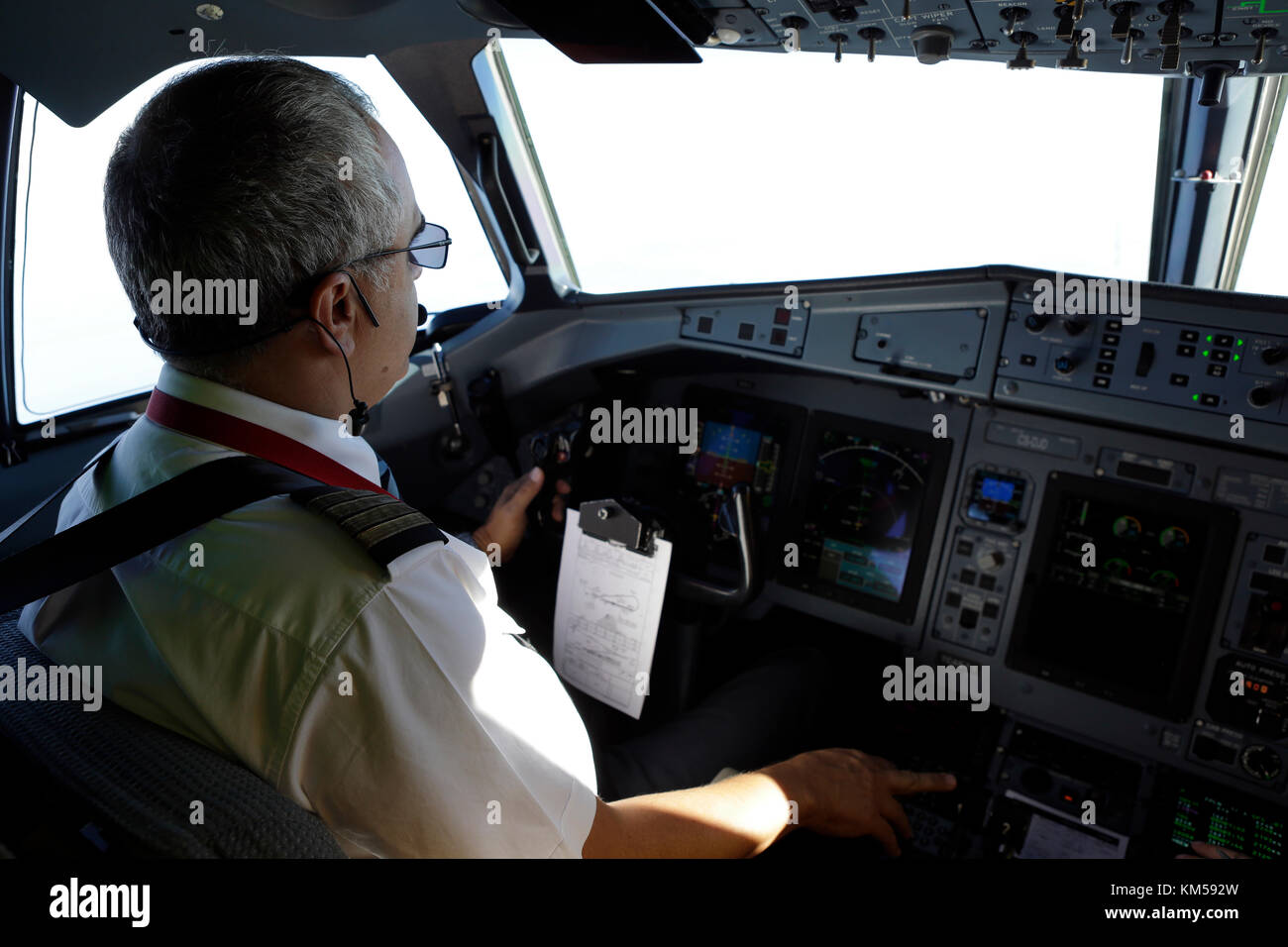 Pilot cockpit commercial plane hi-res stock photography and images - Alamy