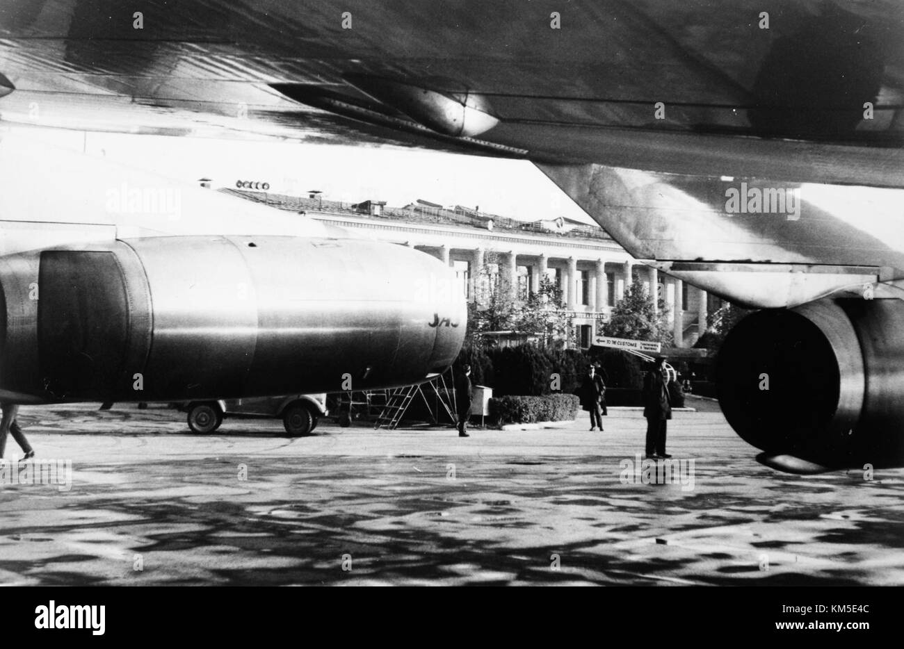 This image shows a SAS (Scandinavian Airlines) DC-8 62 aircraft, a ...