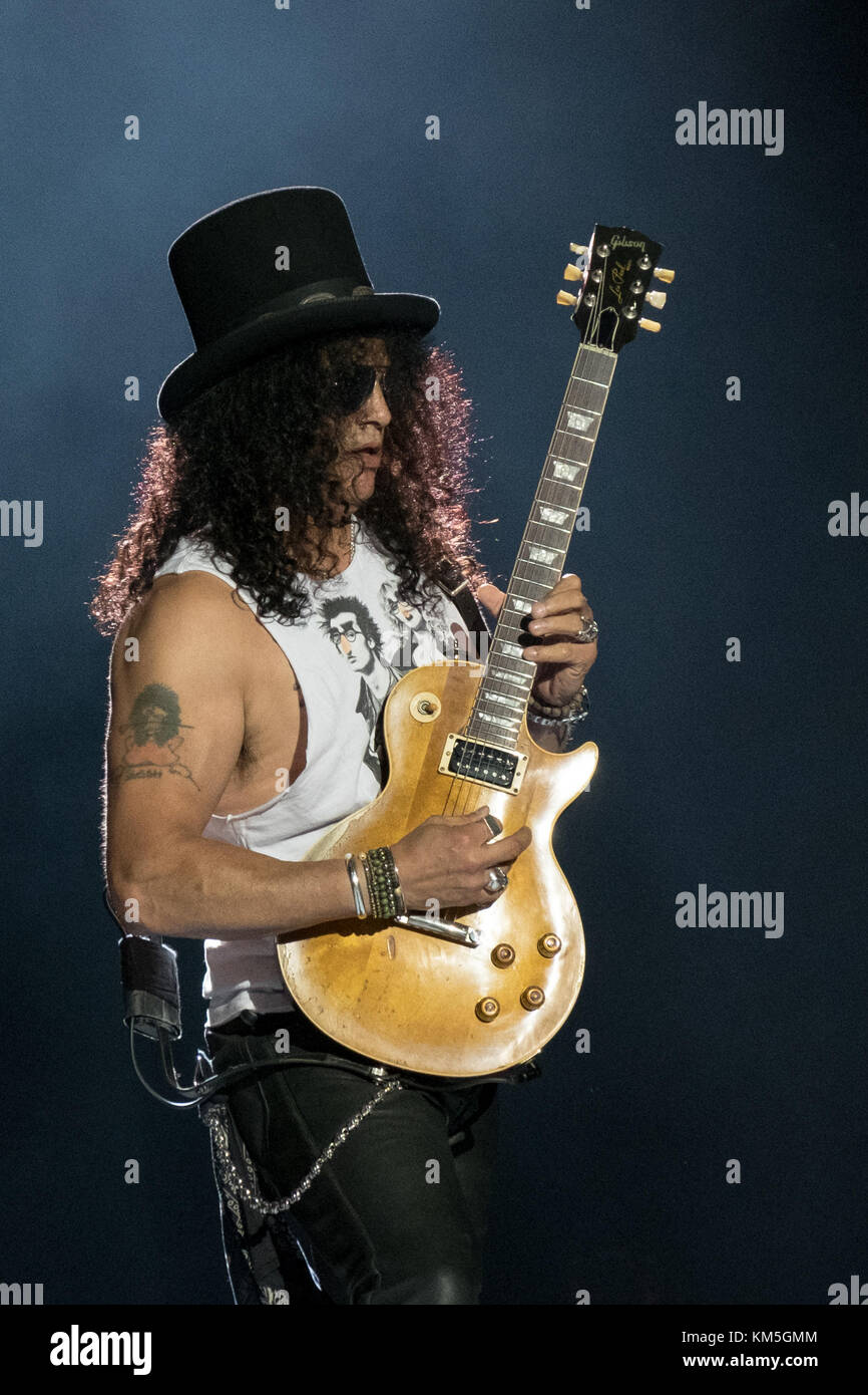 Chicago, Illinois, USA. 4th Dec, 2017. Guitarist SLASH (aka SAUL HUDSON ...