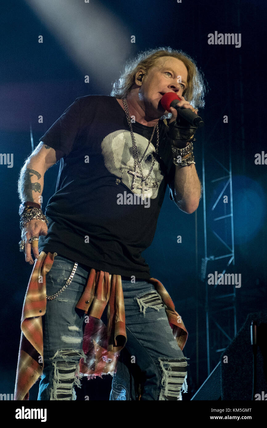Chicago, Illinois, USA. 4th Dec, 2017. AXL ROSE of Guns N' Roses ...