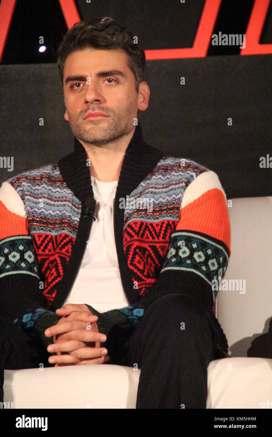 Hand with award of oscar ceremony hi-res stock photography and images ...