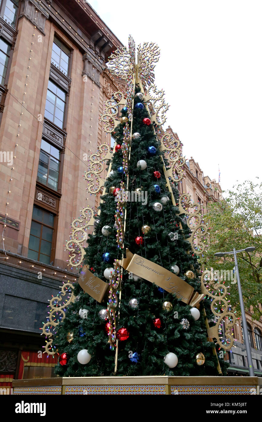 Harrods christmas display hi-res stock photography and images - Alamy