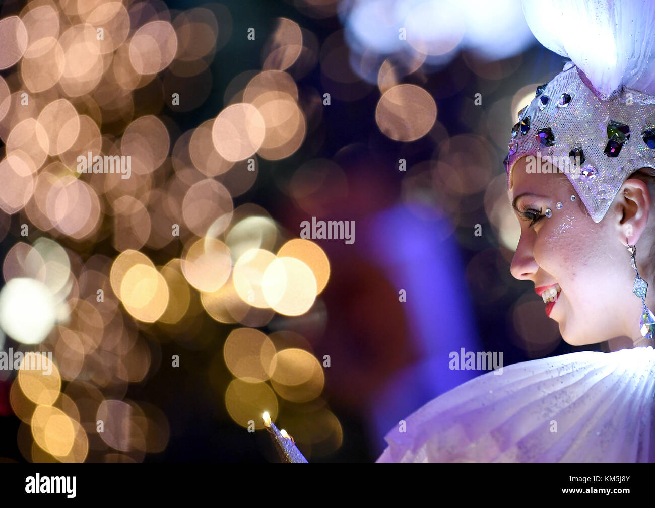 Berlin, Germany. 04th Dec, 2017. Artist Stella dancing in Potsdamer ...