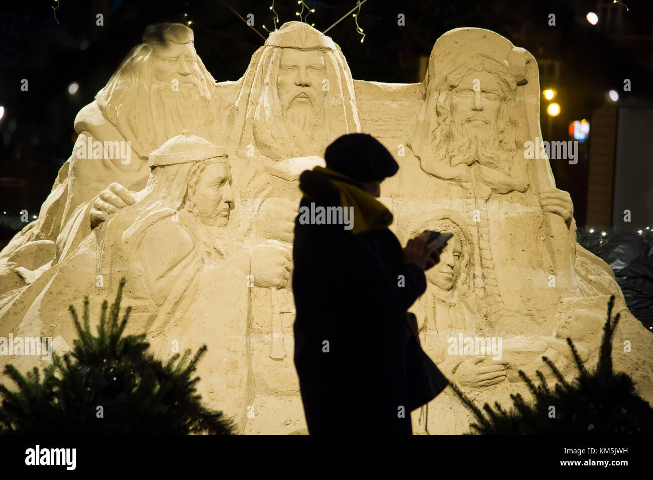 Wise men visiting jesus hi-res stock photography and images - Alamy