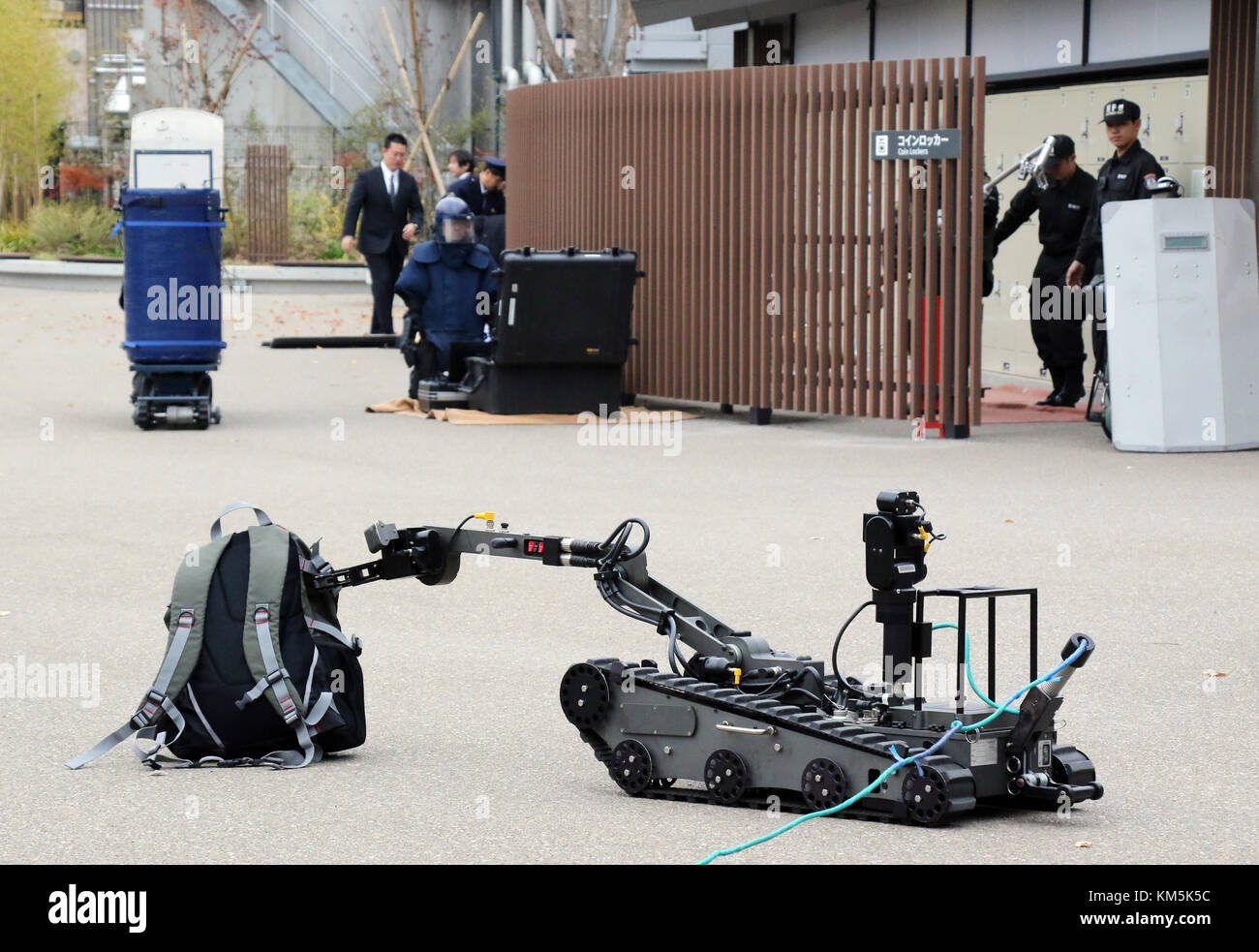 Monday. 4th Dec, 2017. December 4 2017, Tokyo, Japan - A robot operated ...