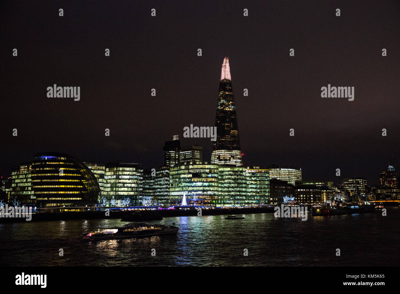 London, Uk. 4th December, 2017. Christmas lighting on the Shard and ...