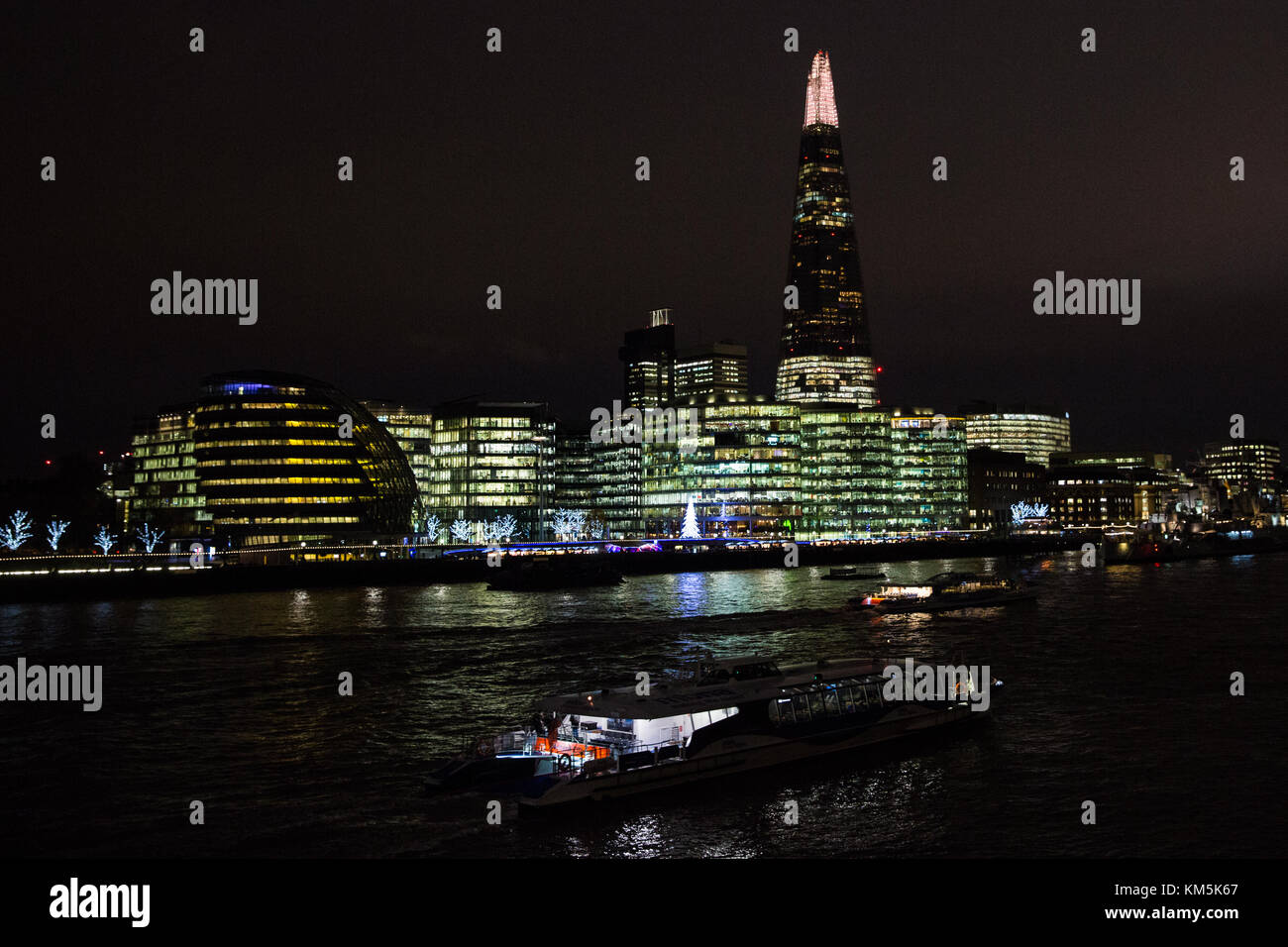 London, Uk. 4th December, 2017. Christmas lighting on the Shard and ...