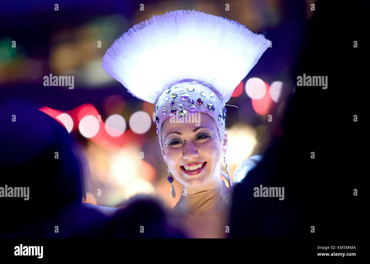 Berlin, Germany. 04th Dec, 2017. Artist Stella dancing in Potsdamer ...