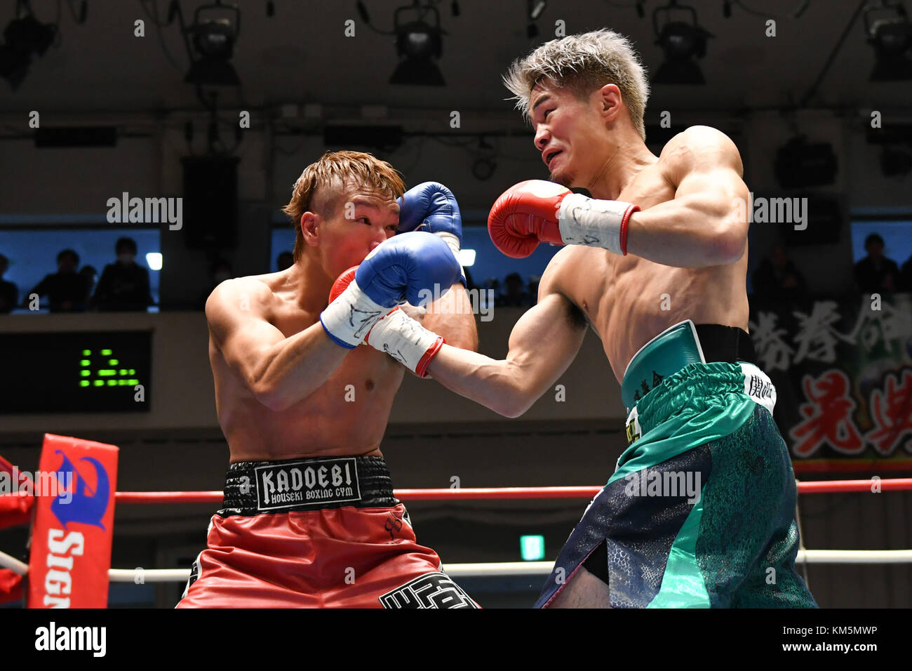 Tokyo, Japan. 1st Dec, 2017. (L-R) Takenori Ohashi, Kosuke Saka (JPN) Boxing : Kosuke Saka of ...