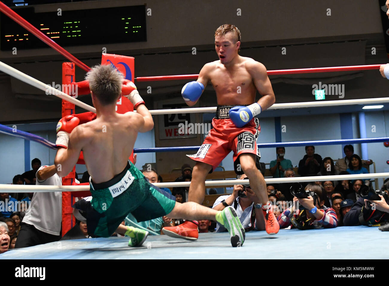 Tokyo, Japan. 1st Dec, 2017. (L-R) Kosuke Saka, Takenori Ohashi (JPN) Boxing : Takenori Ohashi ...