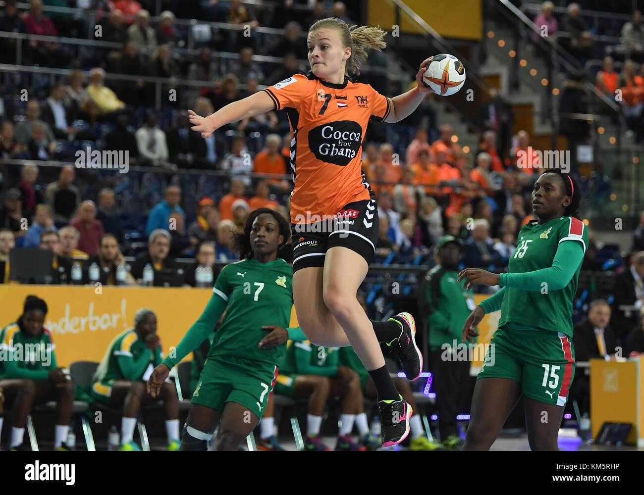 Leipzig, Germany. 05th Dec, 2017. The Netherlands' Debbie Bont (C ...