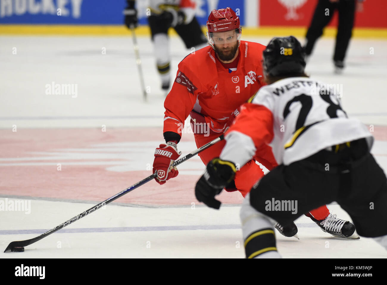 Trinec, Czech Republic. 05th Dec, 2017. Martin Ruzicka of Trinec, left ...