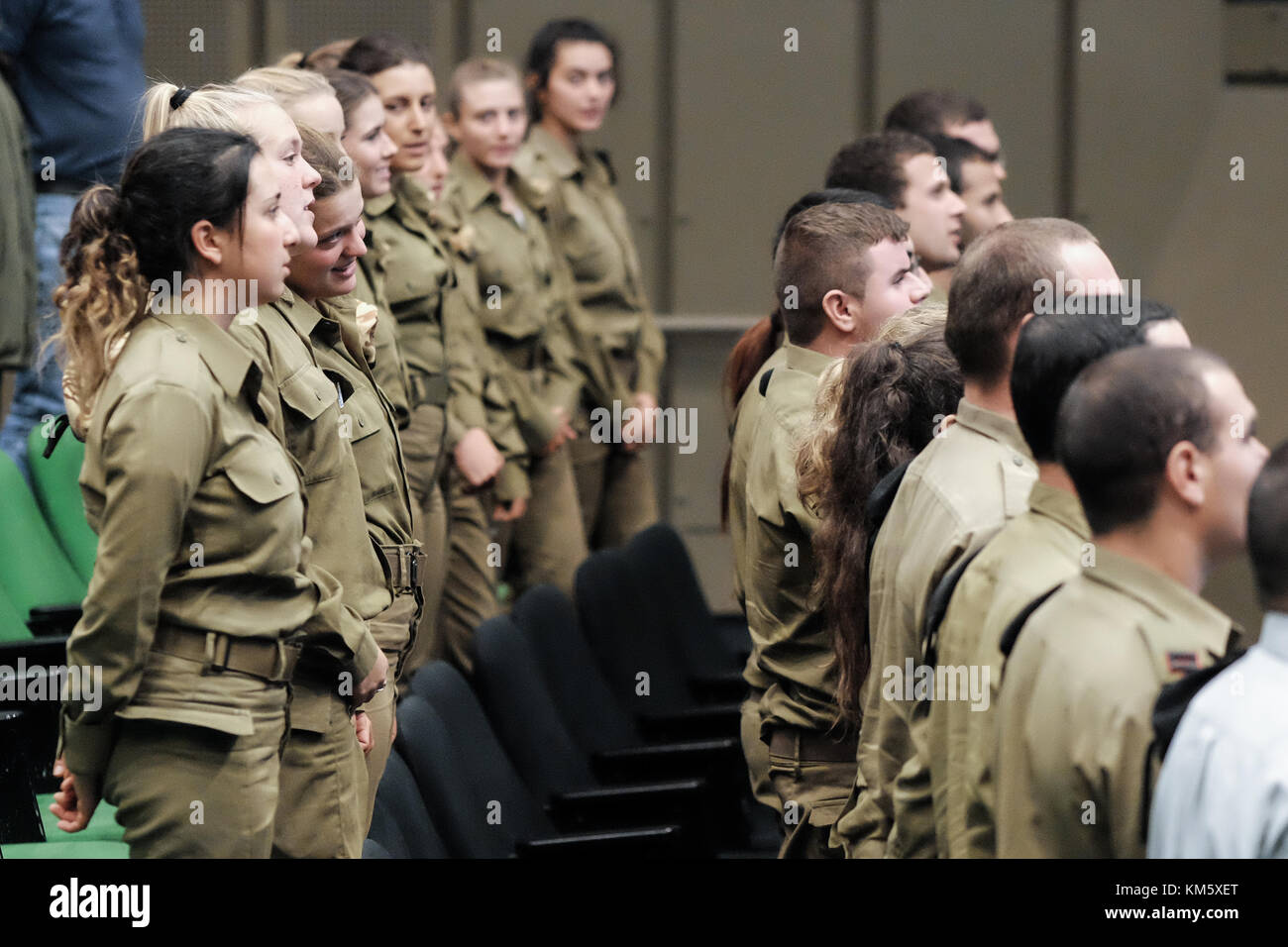 Latrun, Israel. 5th Dec, 2017. 13 female IDF soldiers graduate tank ...