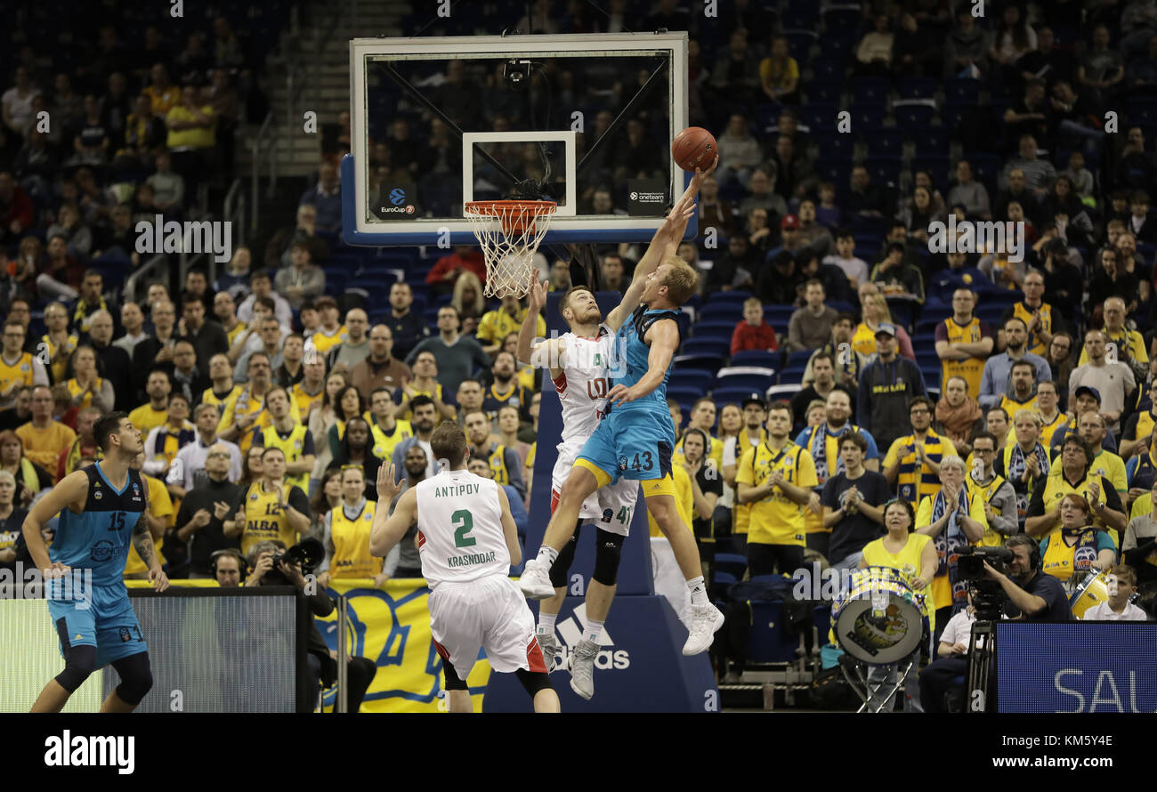 Berlin, Germany. 05th Dec, 2017. Alba's Luke Sikma trying to score ...