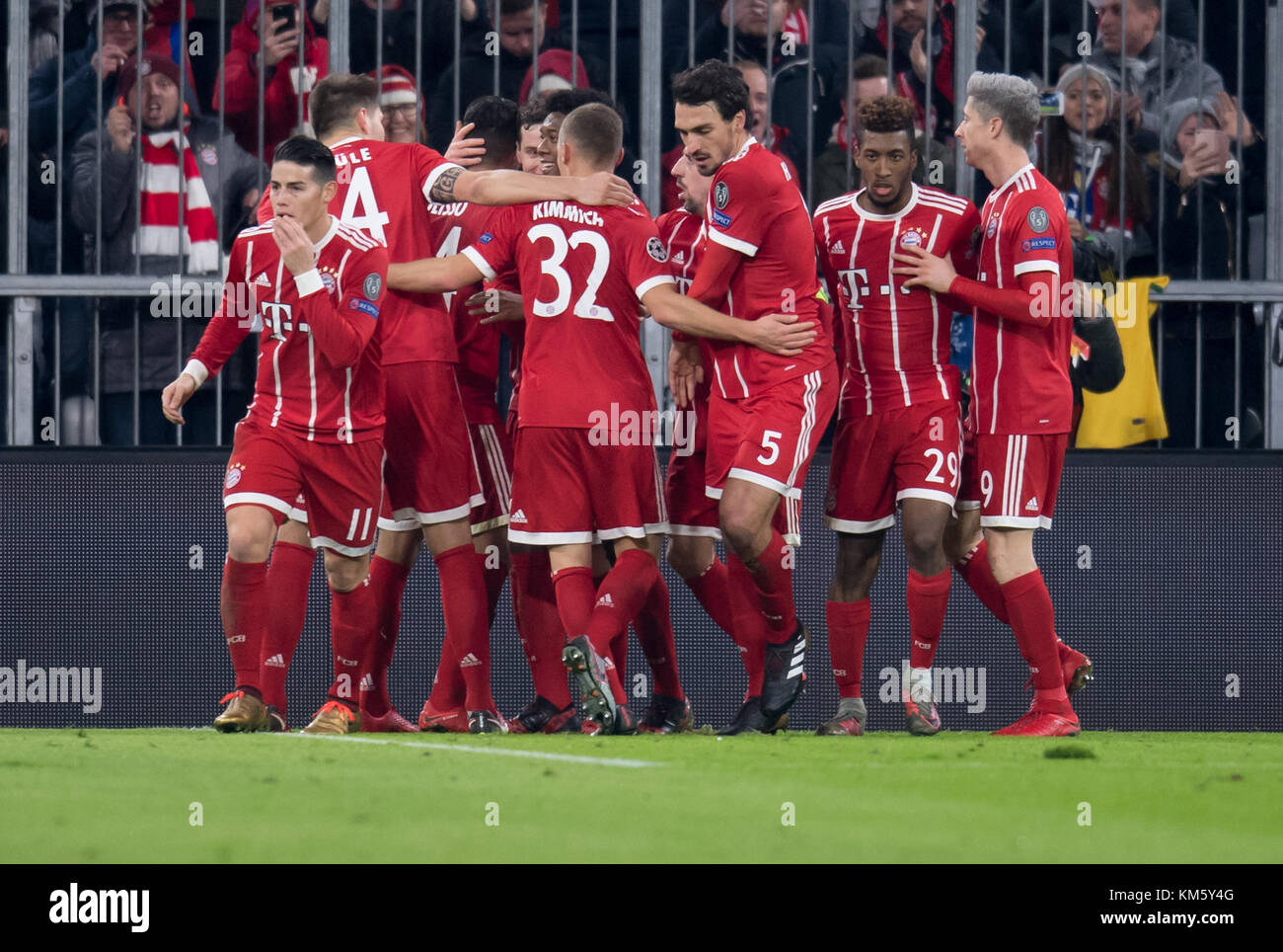 Munich, Germany. 05th Dec, 2017. Bayern Munich's players celebrate the ...