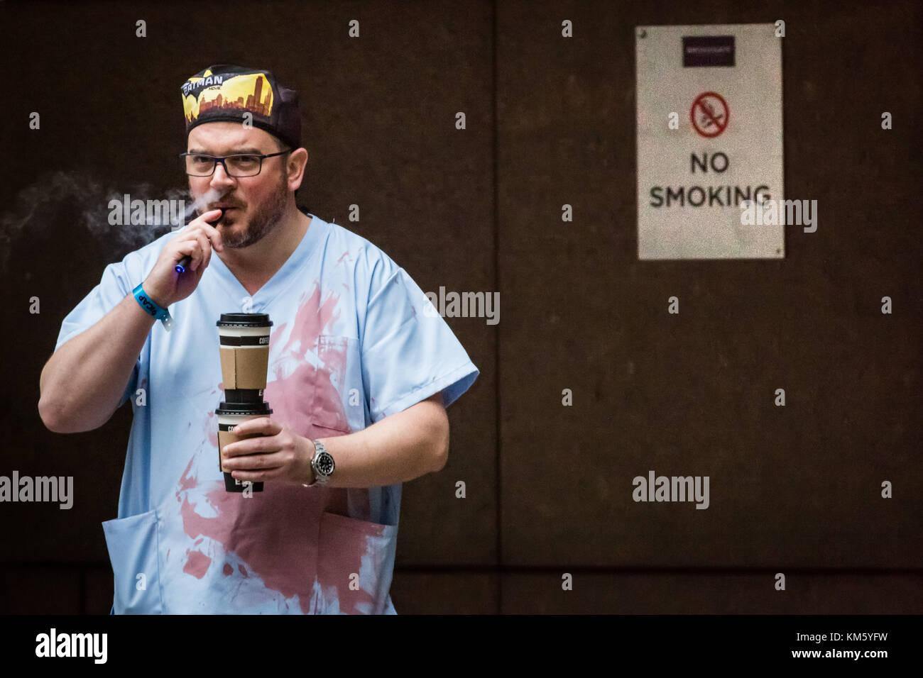 London trader smoking hi-res stock photography and images - Alamy