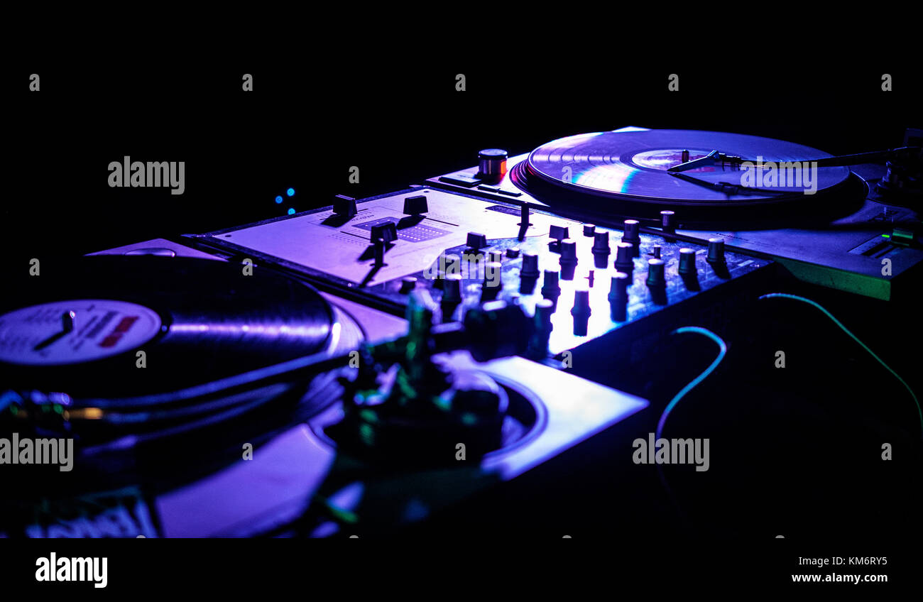 Dj spinning hi-res stock photography and images - Alamy
