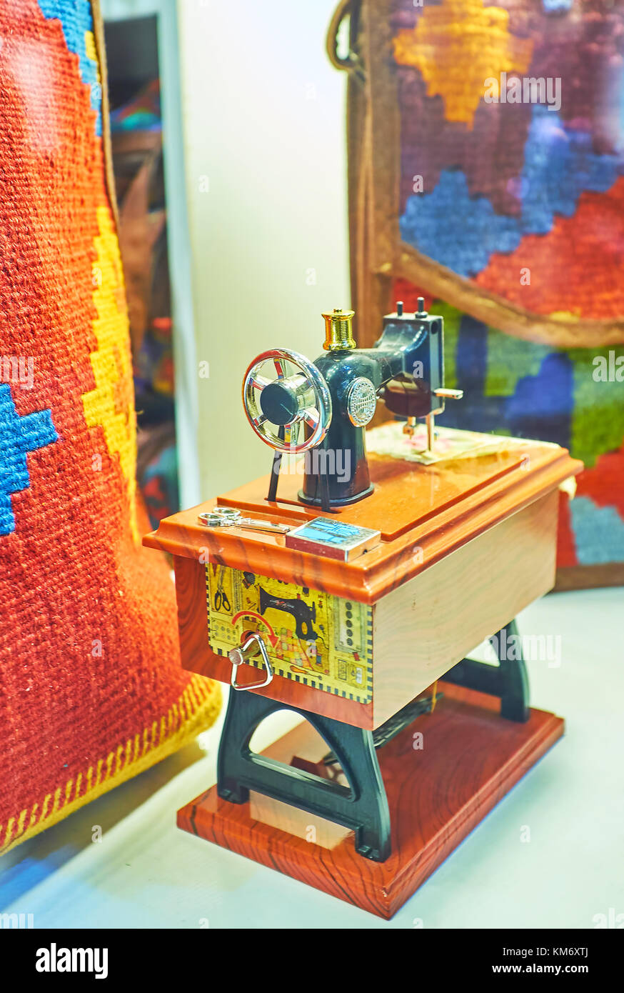 Sewing machine shop hi-res stock photography and images - Alamy