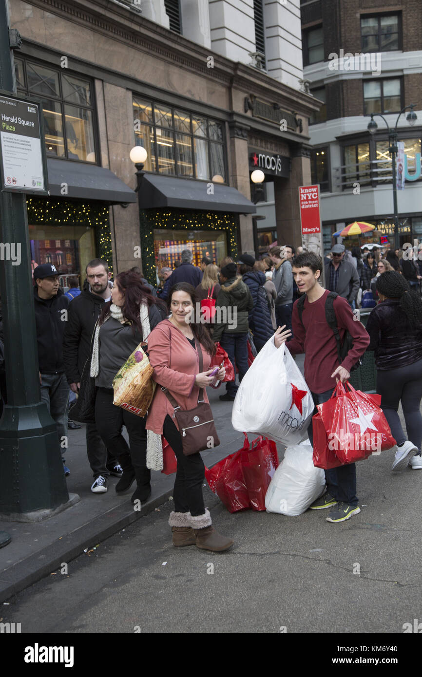 Black friday shoppers outside hi-res stock photography and images - Alamy