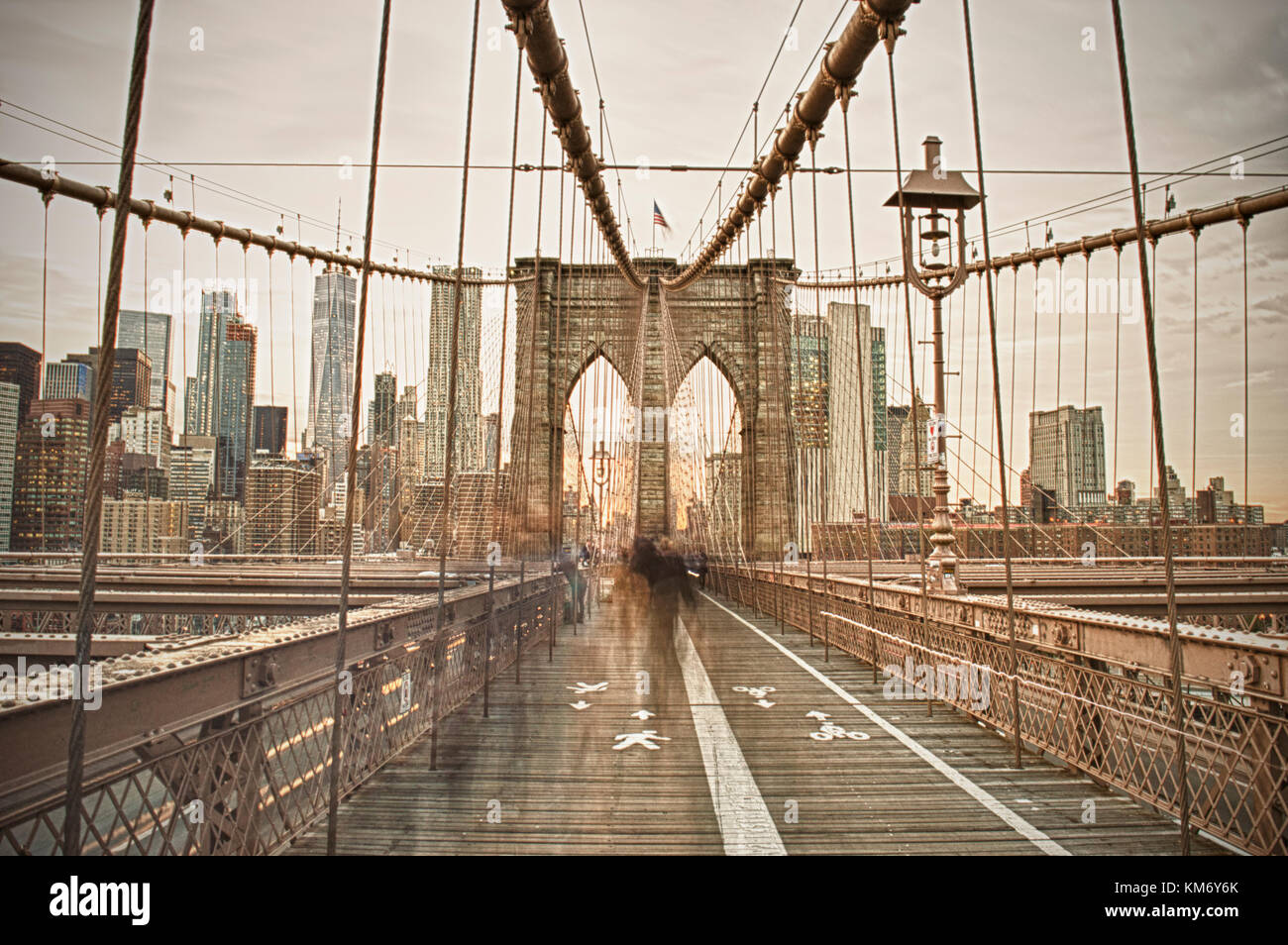 Brooklyn Bridge pedestrian and cycling path at evening Stock Photo - Alamy