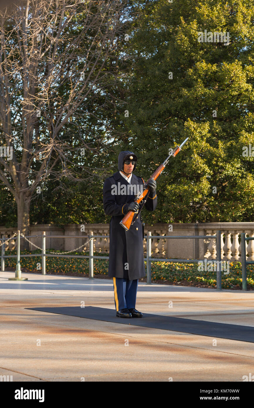 Guarding tomb unknown soldier arlington hi-res stock photography and ...