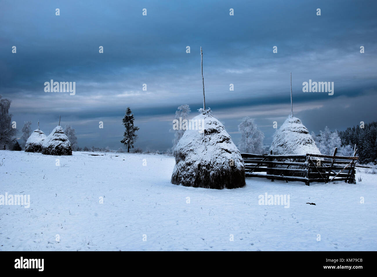 Covered haystacks hi-res stock photography and images - Alamy