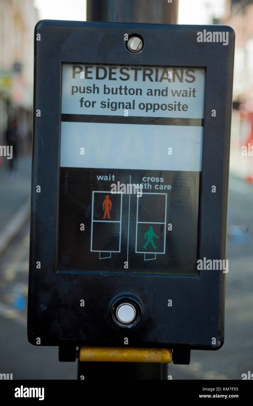 Stop light on UK pedestrian crossing Stock Photo - Alamy