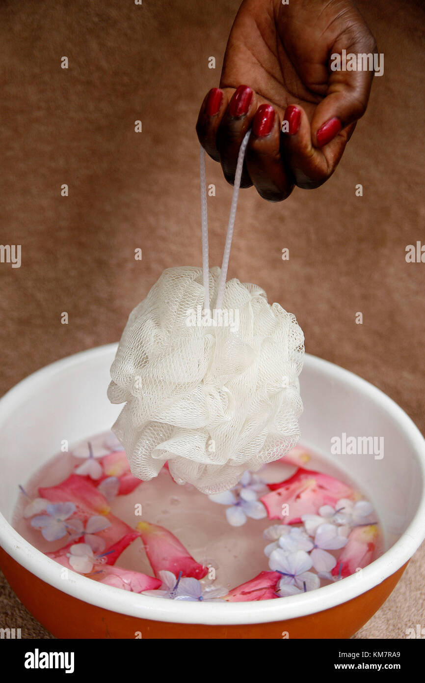 African woman scrunchie bowl water hi-res stock photography and images ...