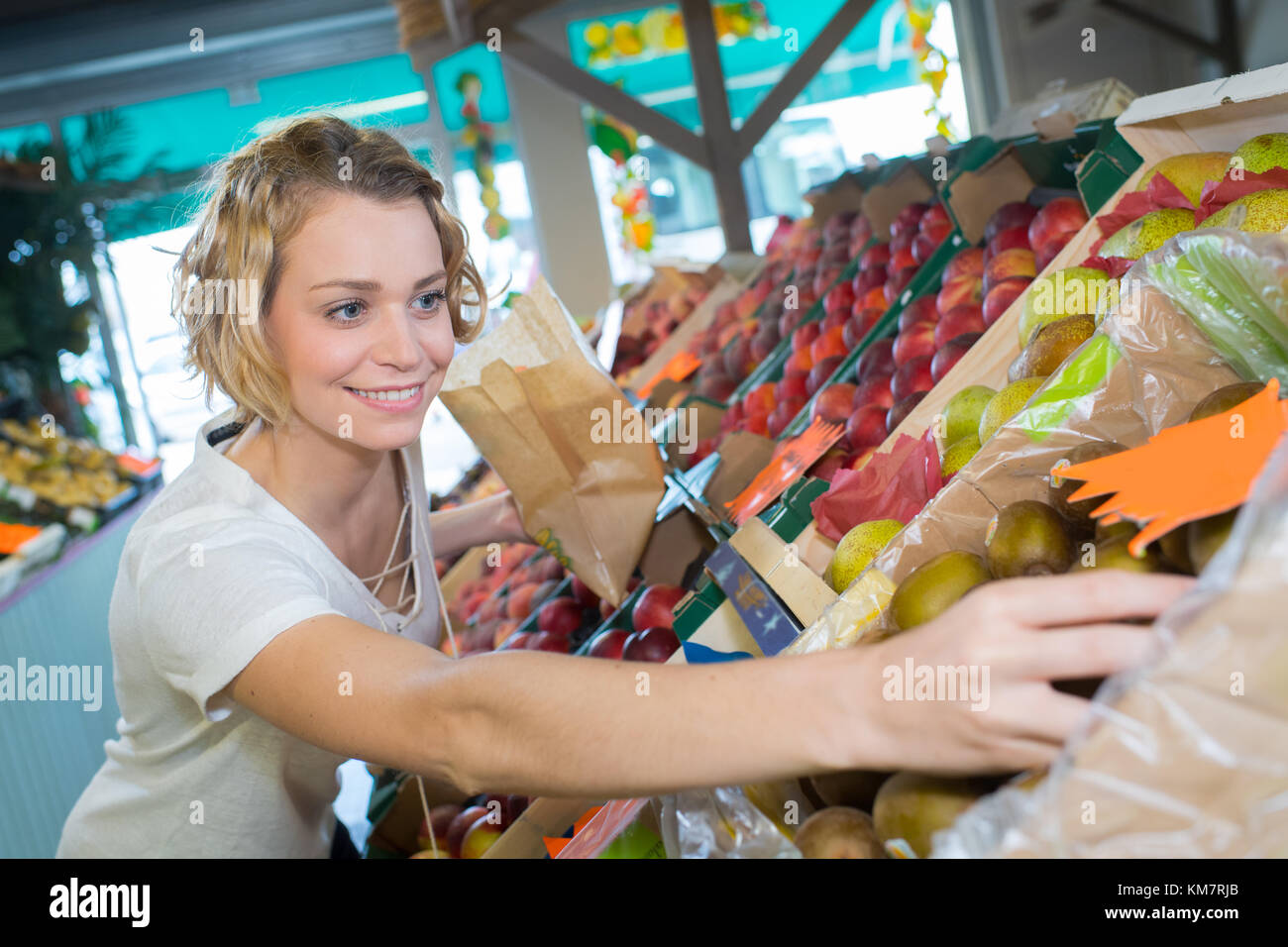 customer choosing fruits in grocery shop Stock Photo - Alamy